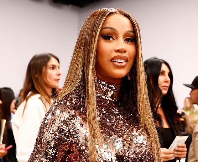 Cardi B shows off her bսsty figure in a green plunging satin dress as ...