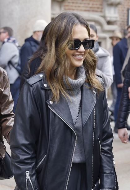 Jessica Alba shows off her chic figure in a tight-fitting look without ...