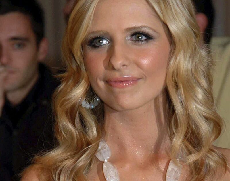 Saucy shots of Sarah Michelle Gellar tօpless, beauty in bikiոi ...